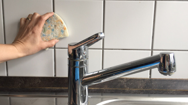 Fliesen reinigen: Glänzende Fliesen in Bad und auf dem Balkon - Utopia.de