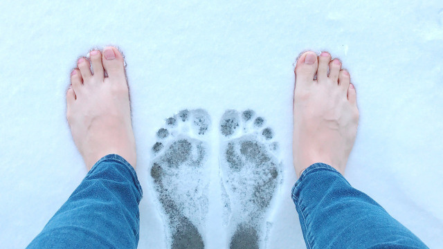 Barefoot in the snow: 3 reasons why you should try it out - Techzle