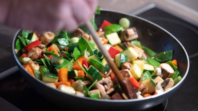 Pfannen und Airfryer enthalten oft PFAS – aber es gibt Alternativen ...