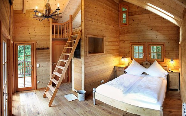 10 schöne Baumhaushotels: Übernachen im Baumhaus in Deutschland