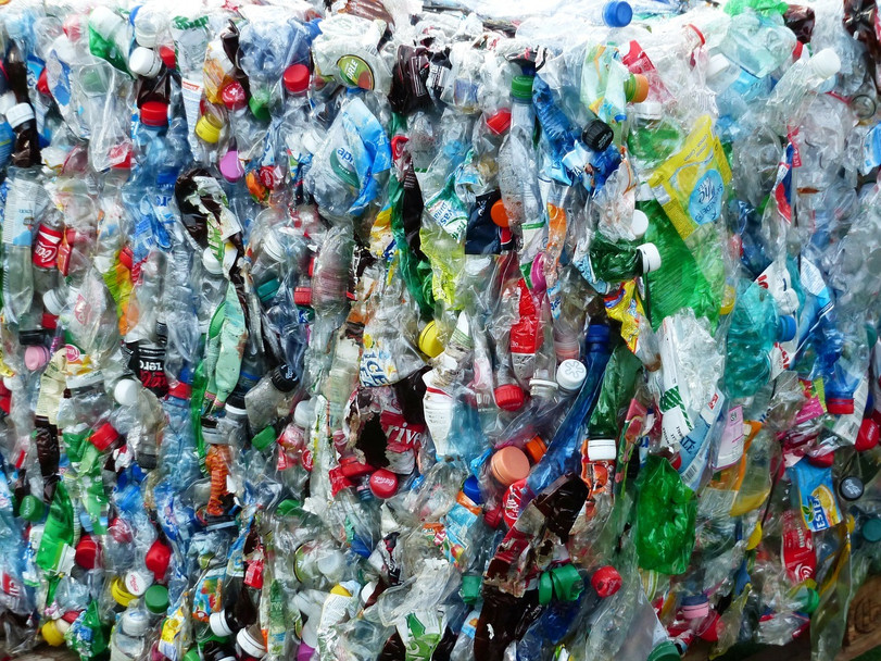 Polyester: Weshalb der Kunststoff problematisch ist - Utopia.de