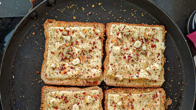 Toast in der Pfanne: Leckere Zubereitungsideen - Utopia.de