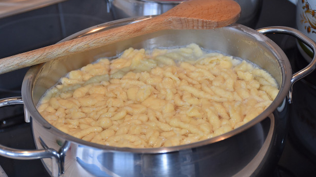 Spätzle selber machen: einfaches Rezept für Käsespätzle und Co. - Utopia.de