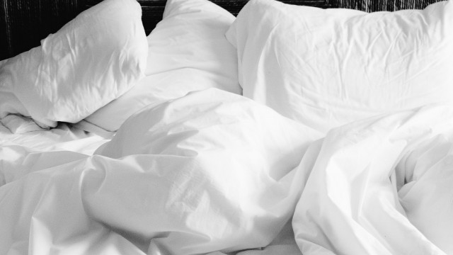 Bettwäsche wechseln: Wann du dein Bett häufiger frisch beziehen ...