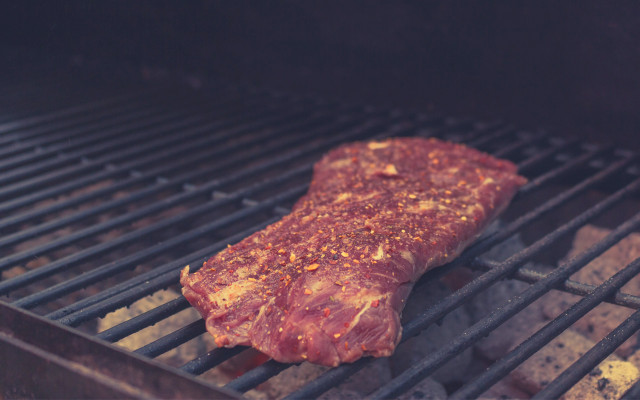 Grillfleisch vs. Veggie-Wurst: Was ist die gesündere Wahl? - Utopia.de