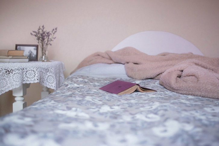 Milben im Bett: Diese Mittel helfen besser als Milbensprays - Utopia.de